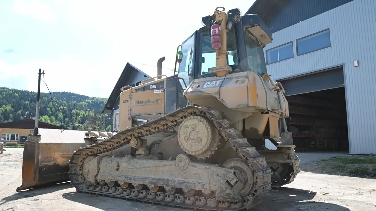 Repairing a 20-Ton Bulldozer! Damaged Engine in Caterpillar D6N - WIBAKO